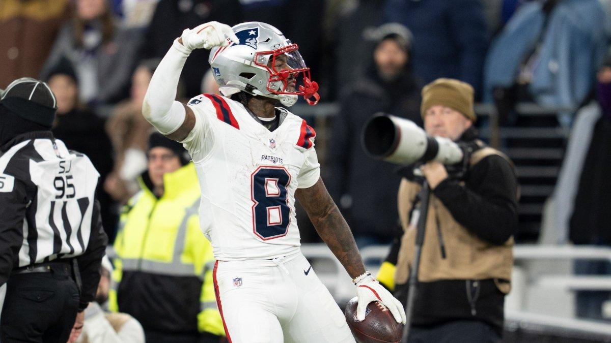 Down 13–24 with pressure closing in on the sideline, Drake Maye ...